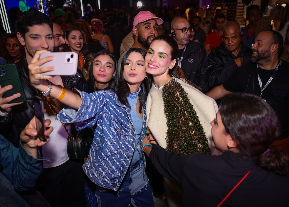 Camila Queiroz desfila na SPFW com look de planta cultivada no tecido