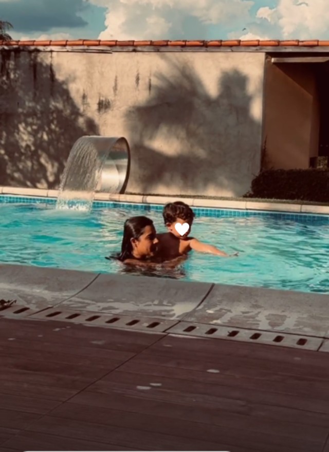 Lauana Prado posa apaixonada pela namorada em dia de piscina com enteado