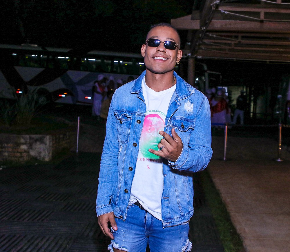 Atores e familiares se reúnem em première de 'Mussum, O Filmis'