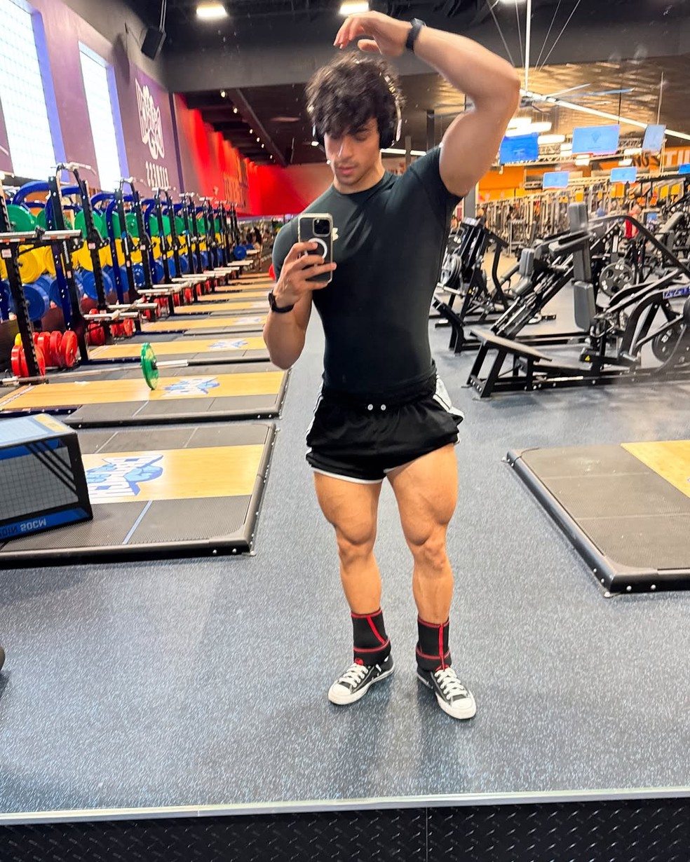 Victor Alexandre ostenta pernas musculosas e mostra treino; fotos e vídeos