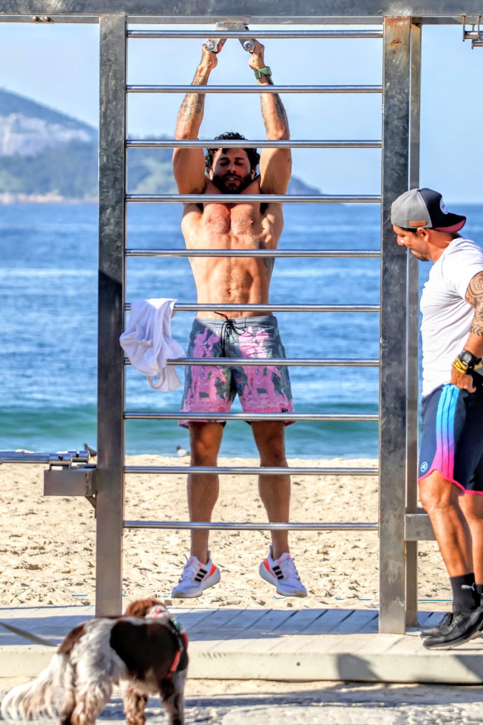 Jesus Luz ostenta shape definido ao treinar em praia do Rio; fotos