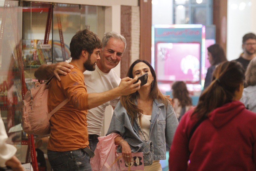 Tata Werneck e Rafael Vitti levam a filha, Clara Maria, ao teatro e ...