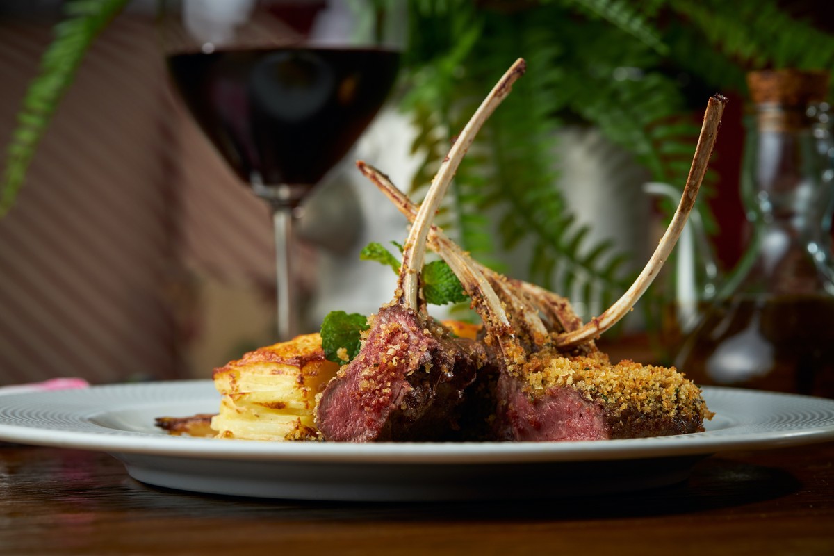 Cordeiro na mesa: veja dicas de preparo, receita e onde comer