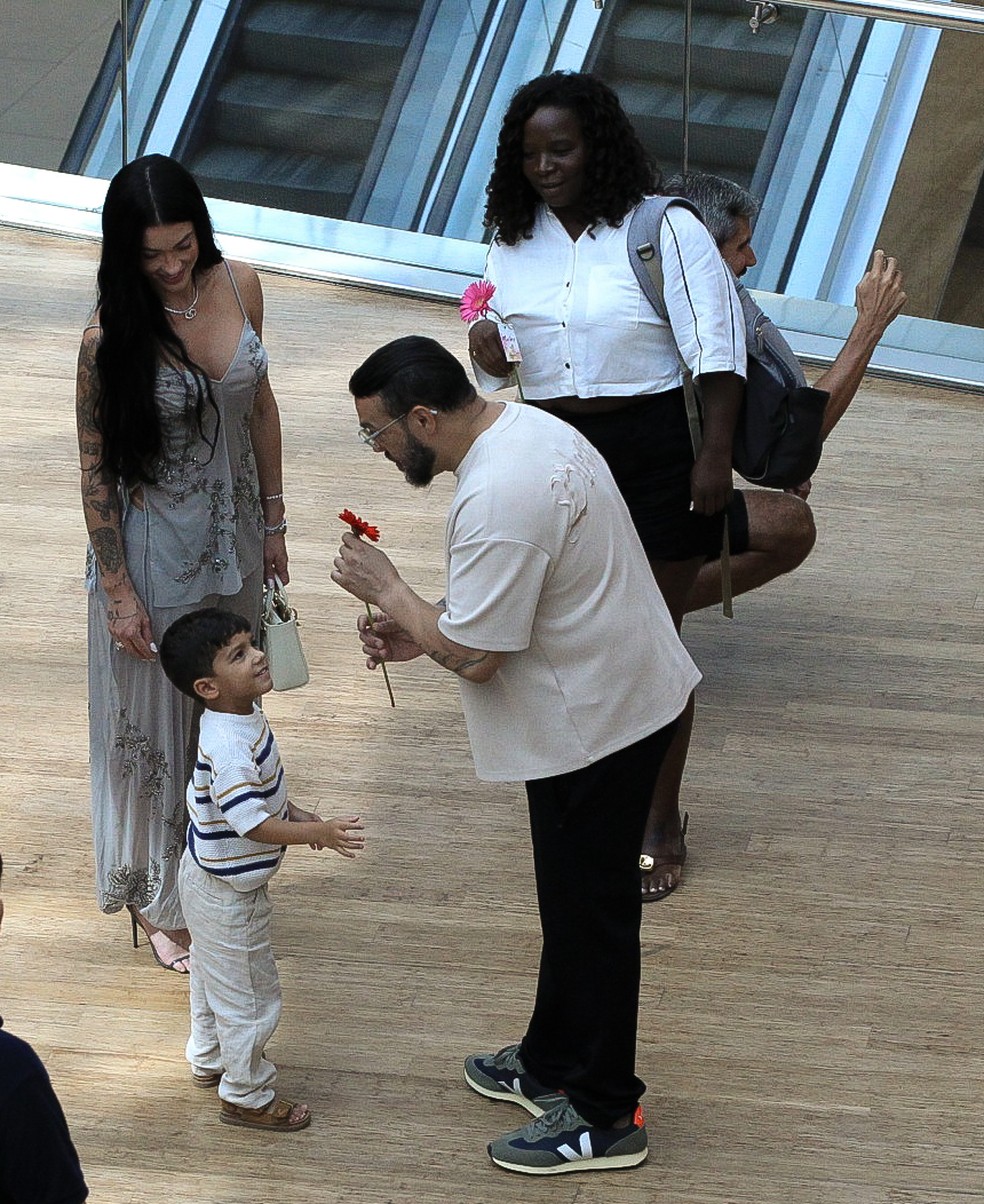Belo passeia com Rayane Figliuzzi e o enteado em shopping do Rio; vídeos