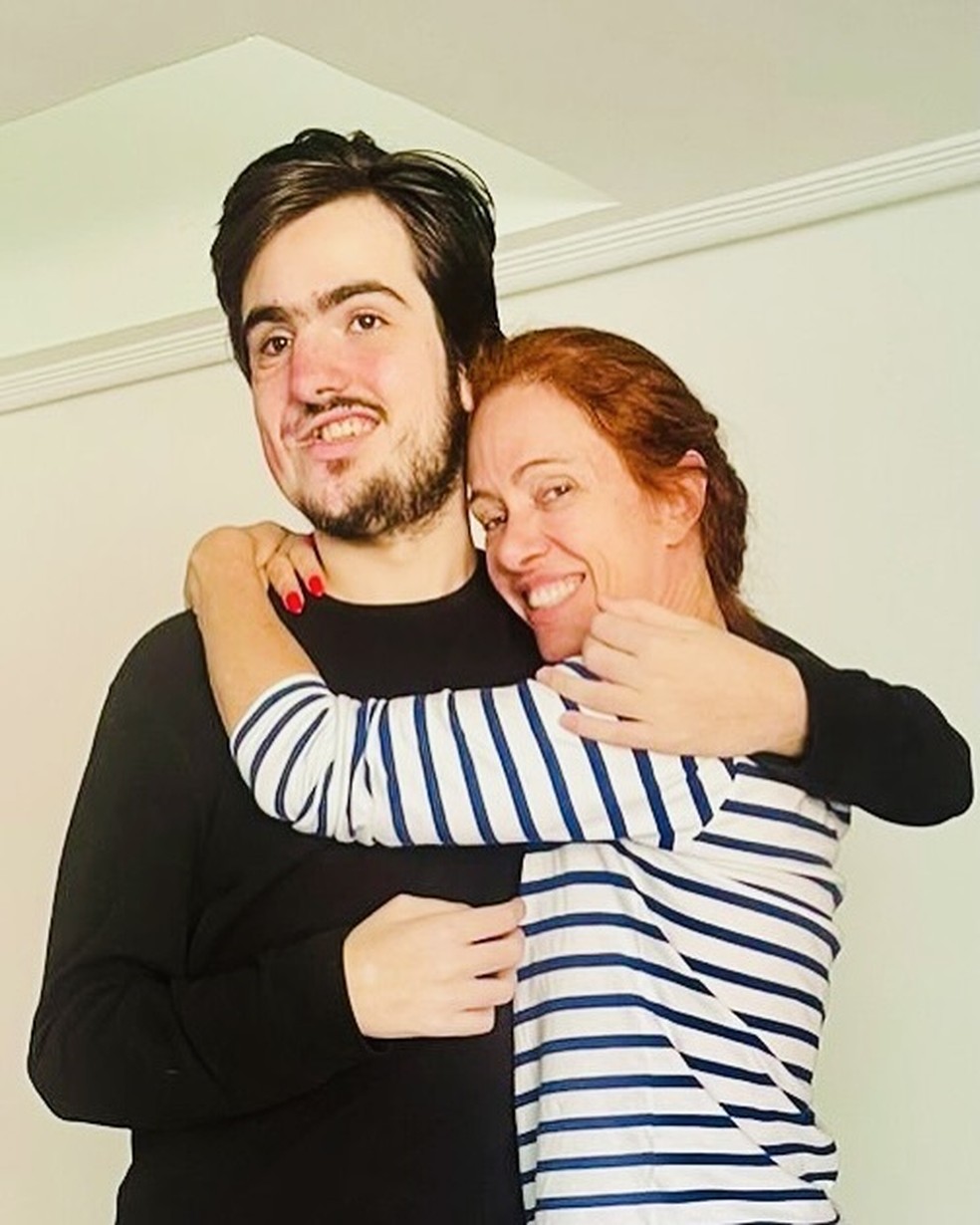 Bel Kutner sobe em banquinho para posar com o filho