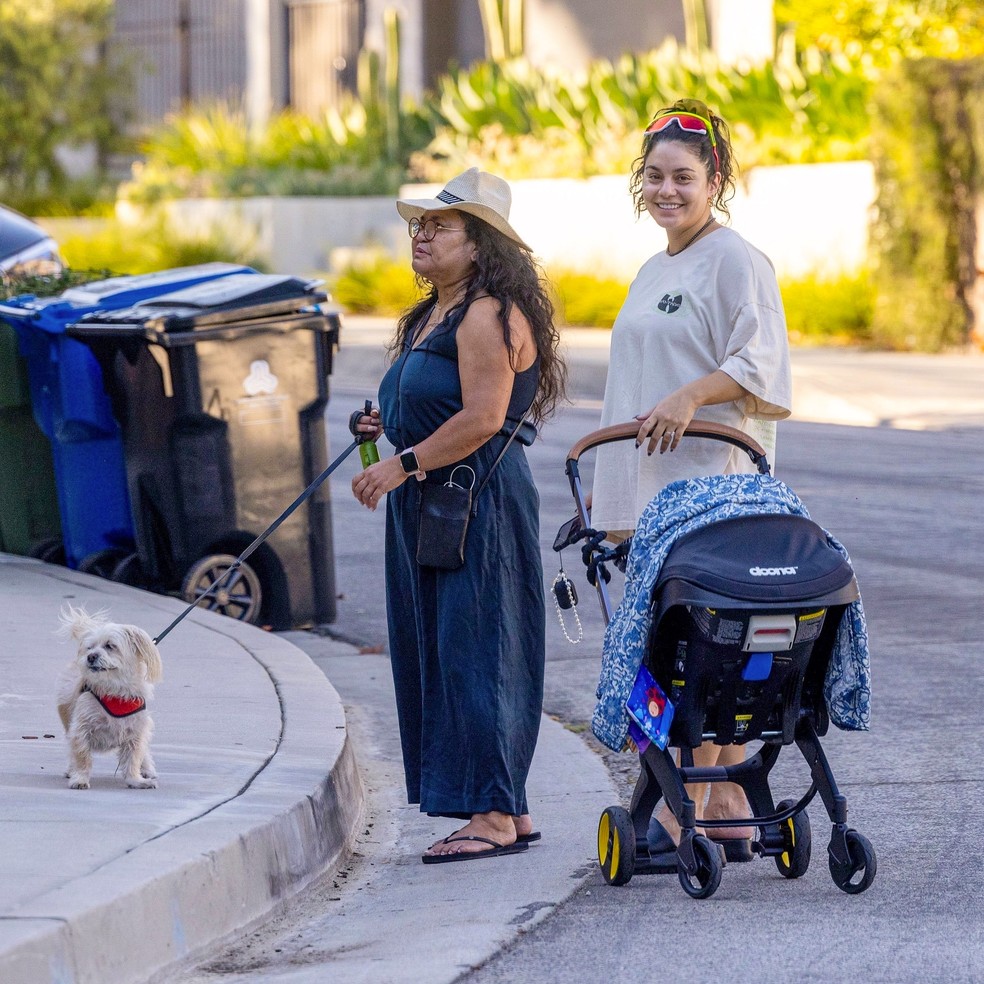 Vanessa Hudgens é vista passeando com bebê pela primeira vez após dar à luz