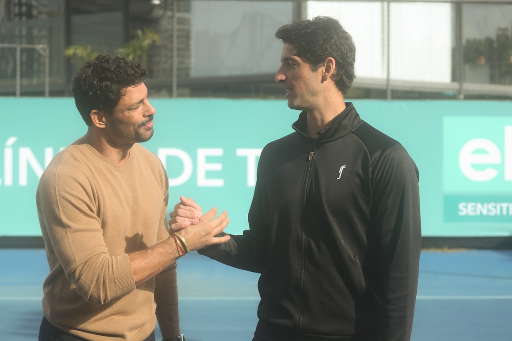 Cauã Reymond faz aula de tênis com Thomas Bellucci em SP