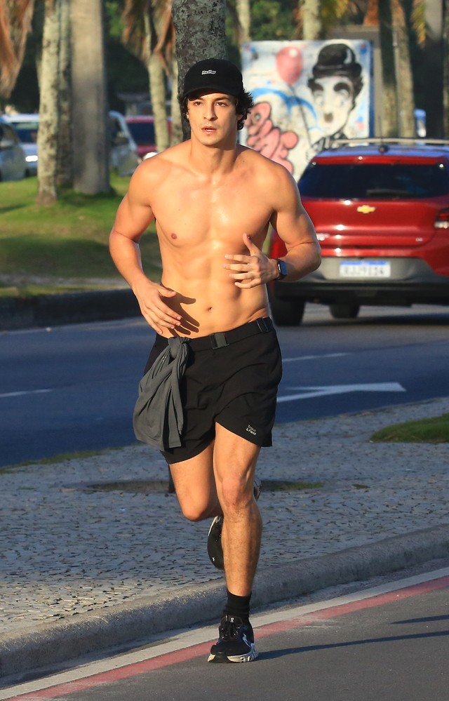 Pedro Waddington, o Tiago de 'Vale Tudo', corre sem camisa na orla do ...