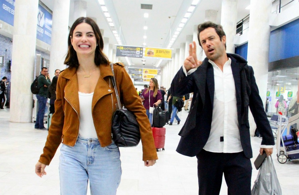 Kayky Brito faz graça e 'se esconde' de paparazzo