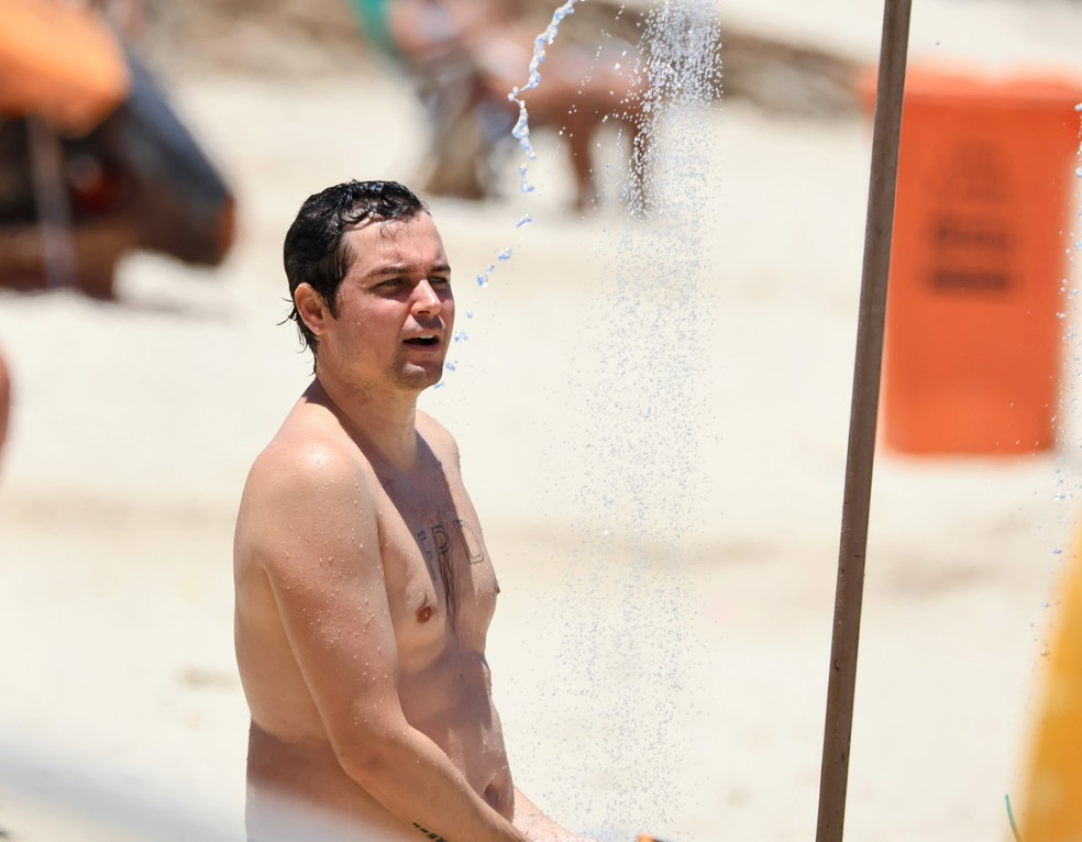 Galã nos anos 2000, Felipe Dylon curte dia de praia no Rio de Janeiro