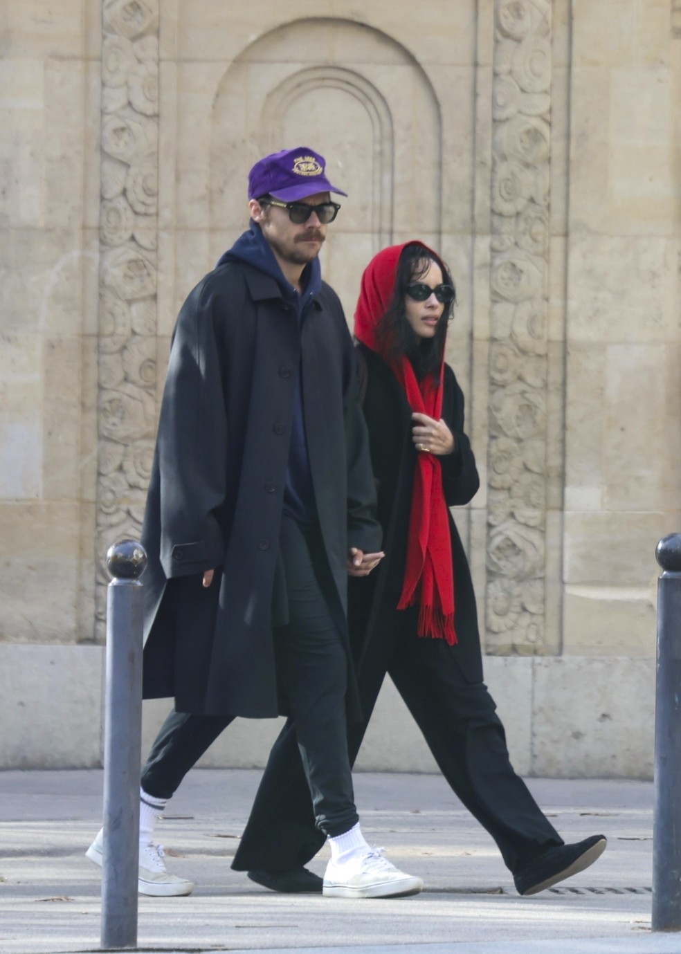 Harry Styles e Zoë Kravitz são clicados de mãos dadas em passeio romântico por Paris; fotos