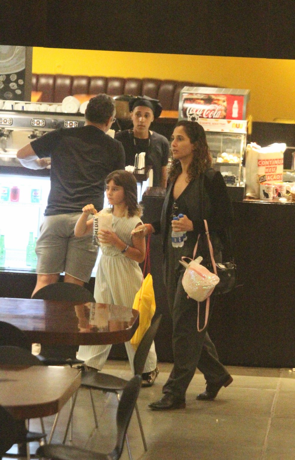 Camila Pitanga leva filha do namorado a cinema no Rio de Janeiro