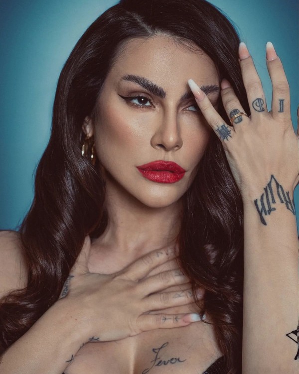 Cleo posa de look decotado arrasador e marido 'baba': 'Maravilhosa! Te amo'