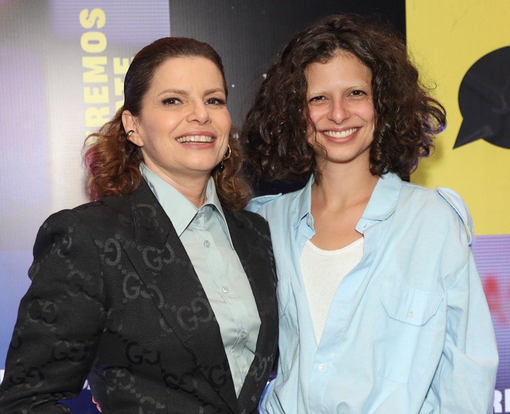 Discretas, filha de Debora Bloch e a esposa fazem aparição rara em evento
