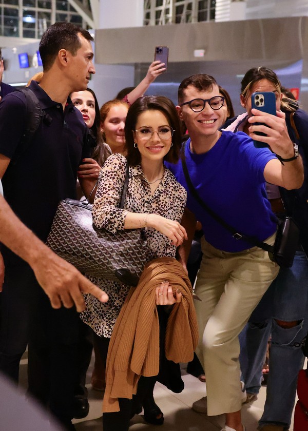 Solteira, Sandy embarca para turnê na Europa com a família