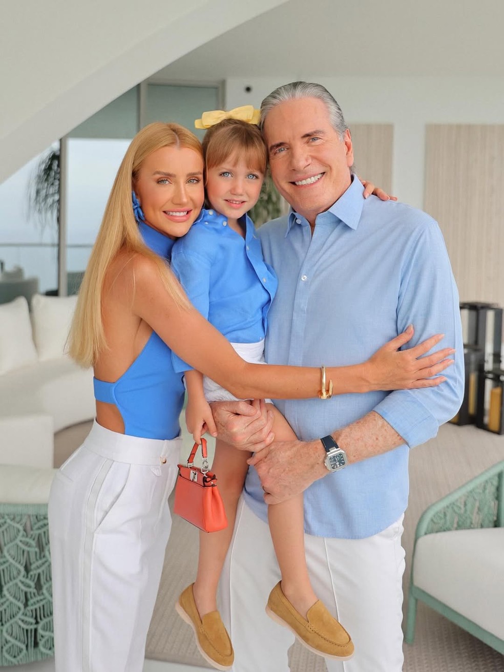 Filha caçula de Roberto Justus usa bolsa de R$ 14 mil ao combinar look ...