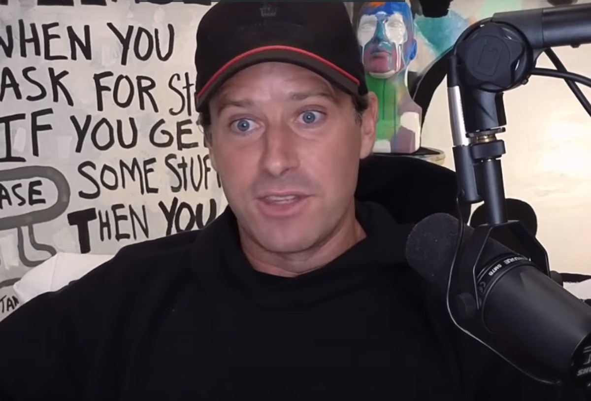 Armie Hammer fala de acusações de canibalismo em entrevista; assista