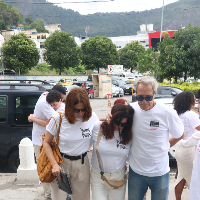 Nivea Stelmann e mais amigos se despedem de João Rebello em velório no Rio