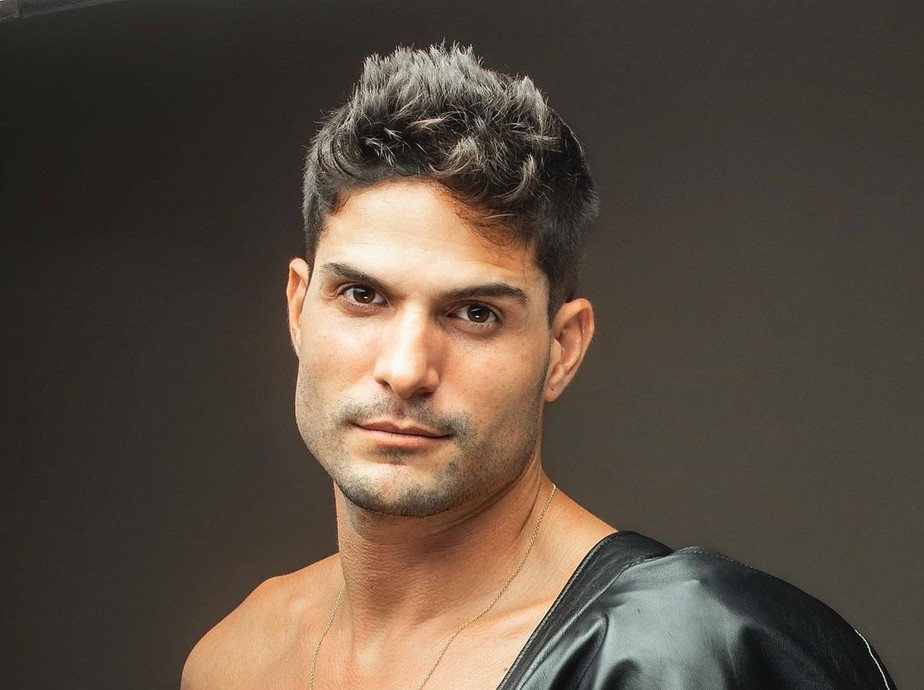 Ex-BBB André Martinelli passa por cirurgia após dores e inflamações