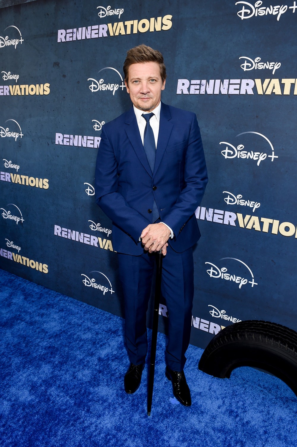 Jeremy Renner vai a primeiro red carpet após gravíssimo acidente