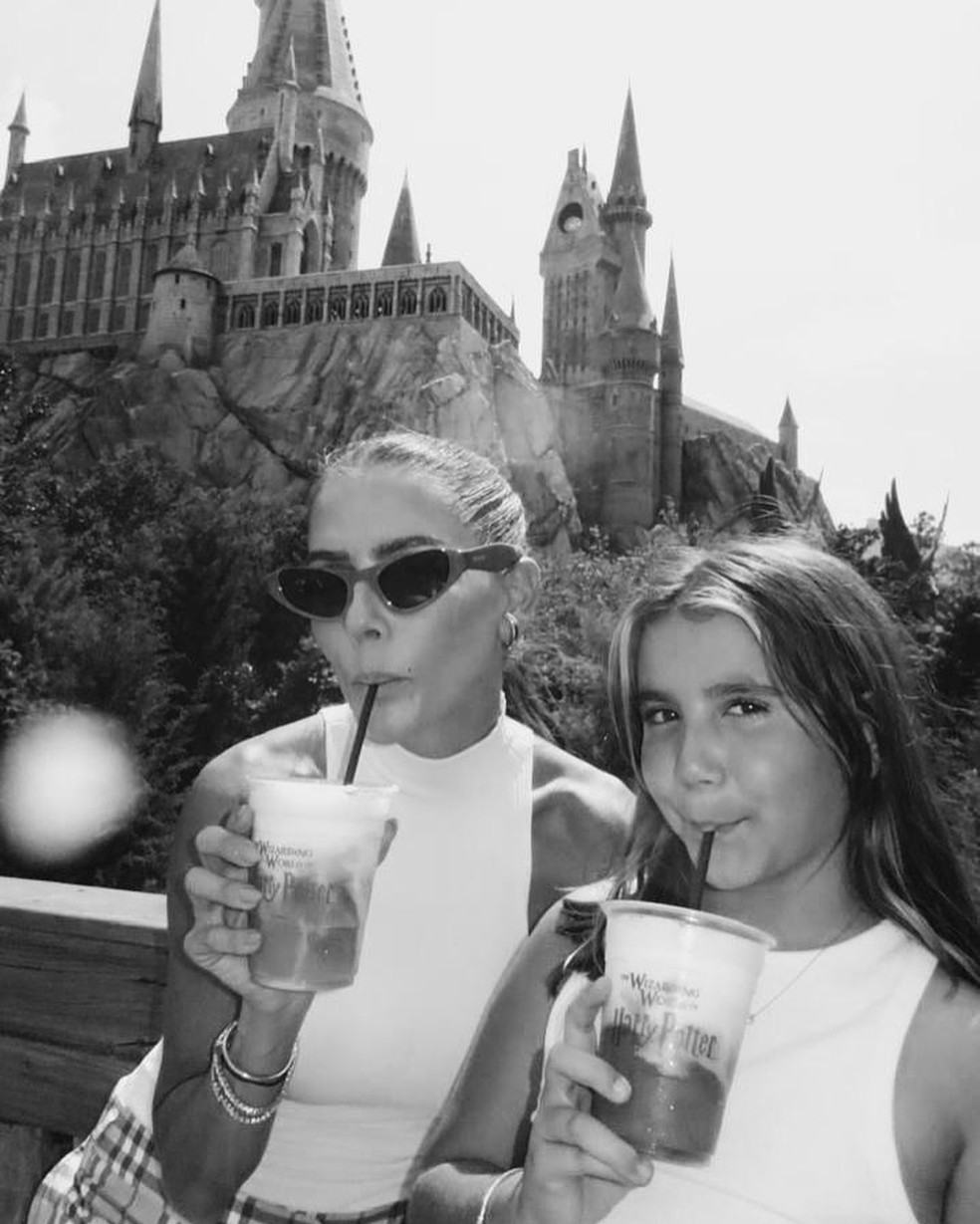 Deborah Secco e Maria Flor durante viagem aos EUA — Foto: Reprodução ...