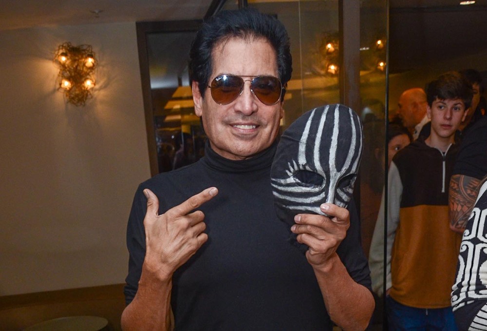 Lembra dele? Ícone dos anos 1990, Mister M vai sem máscara a première em SP