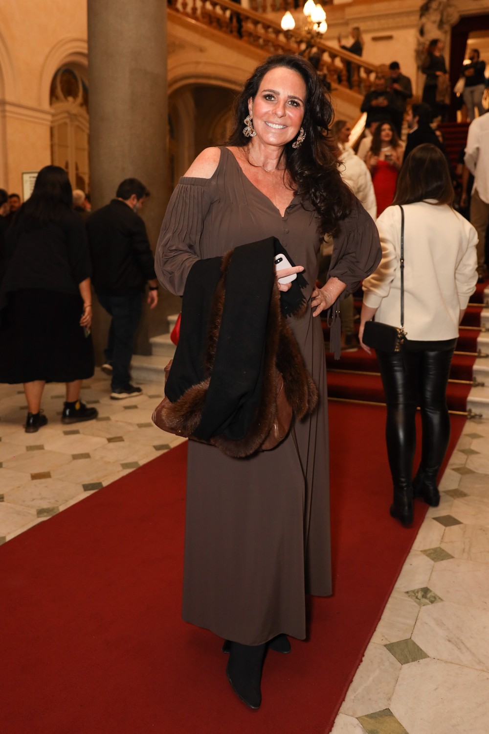 Simaria usa body e segunda pele transparente para conferir desfile da SPFW