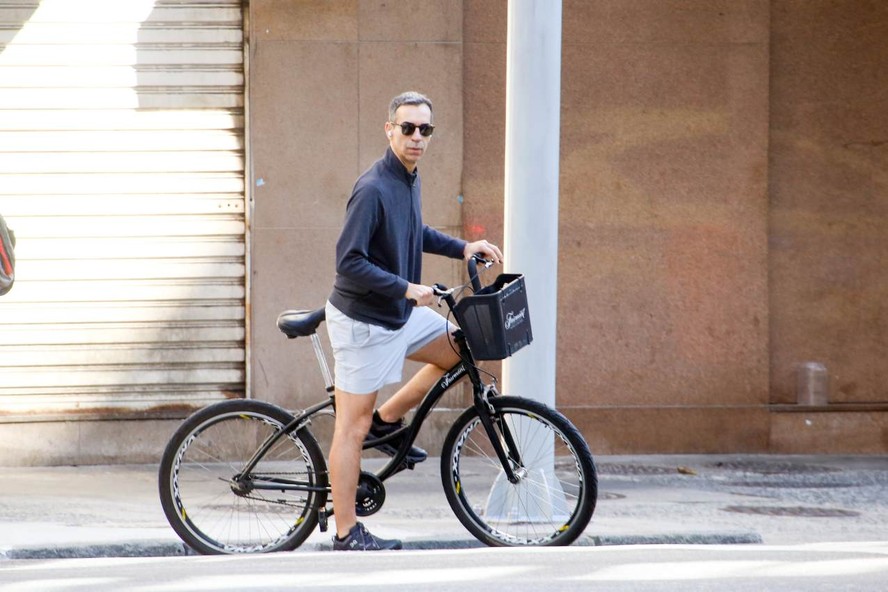 Cesar Tralli é clicado de bicicleta pelas ruas do Rio