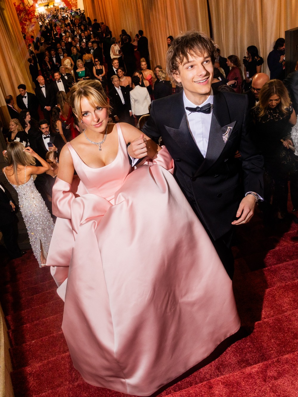 Mckenna Grace surpreende ao mostrar o que levou nos bolsos do vestido ...