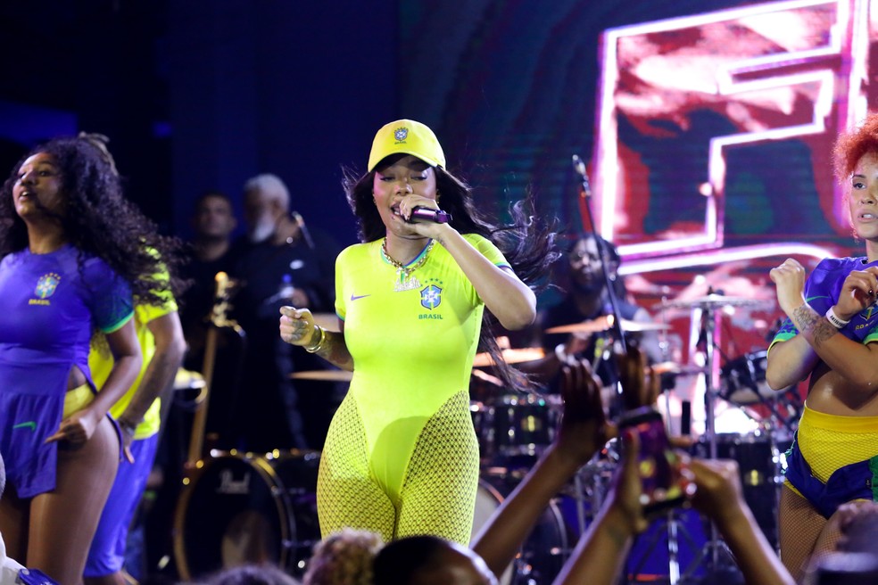 Bruna Griphao arrasa com look curtinho verde e amarelo para evento no RJ