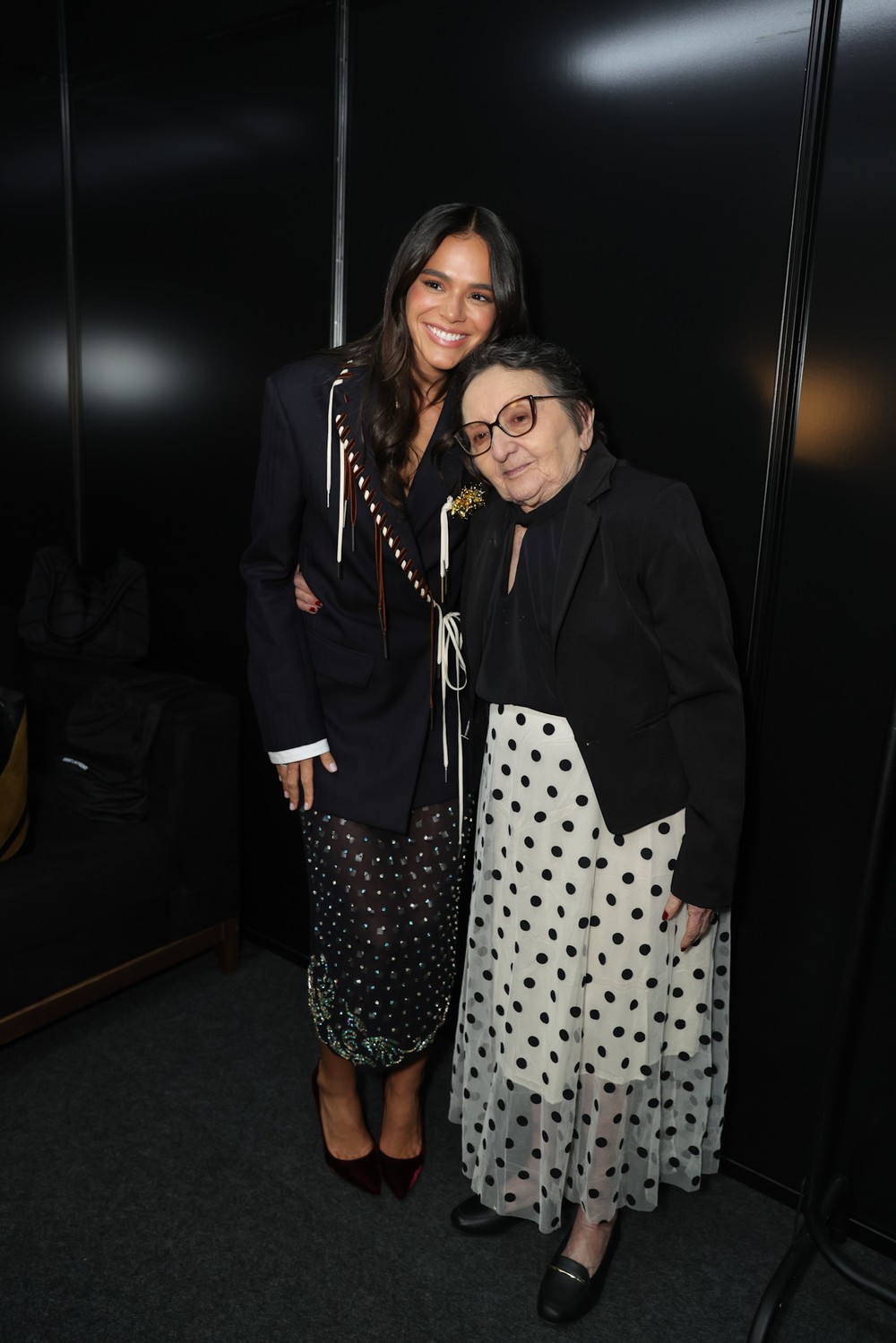 Bruna Marquezine tieta a atriz Tânia Maria nos bastidores da CCXP