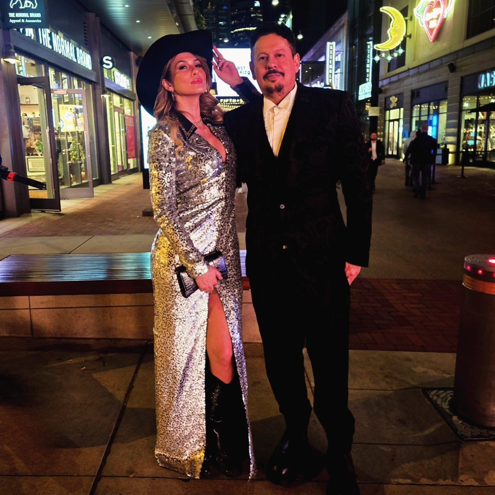 Lívia Andrade prestigia premiação de música ao lado do namorado nos ...