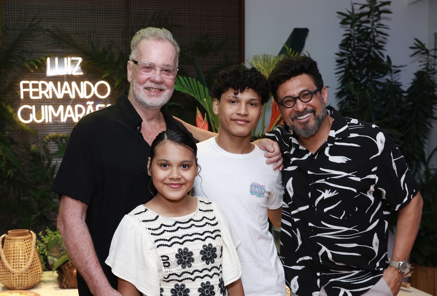 Luiz Fernando Guimarães faz festa de 75 anos com a família, Carolina Dieckmann e mais famosos; fotos