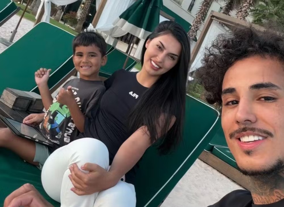 Esposa de MC Livinho apaga publicação sobre fim do casamento