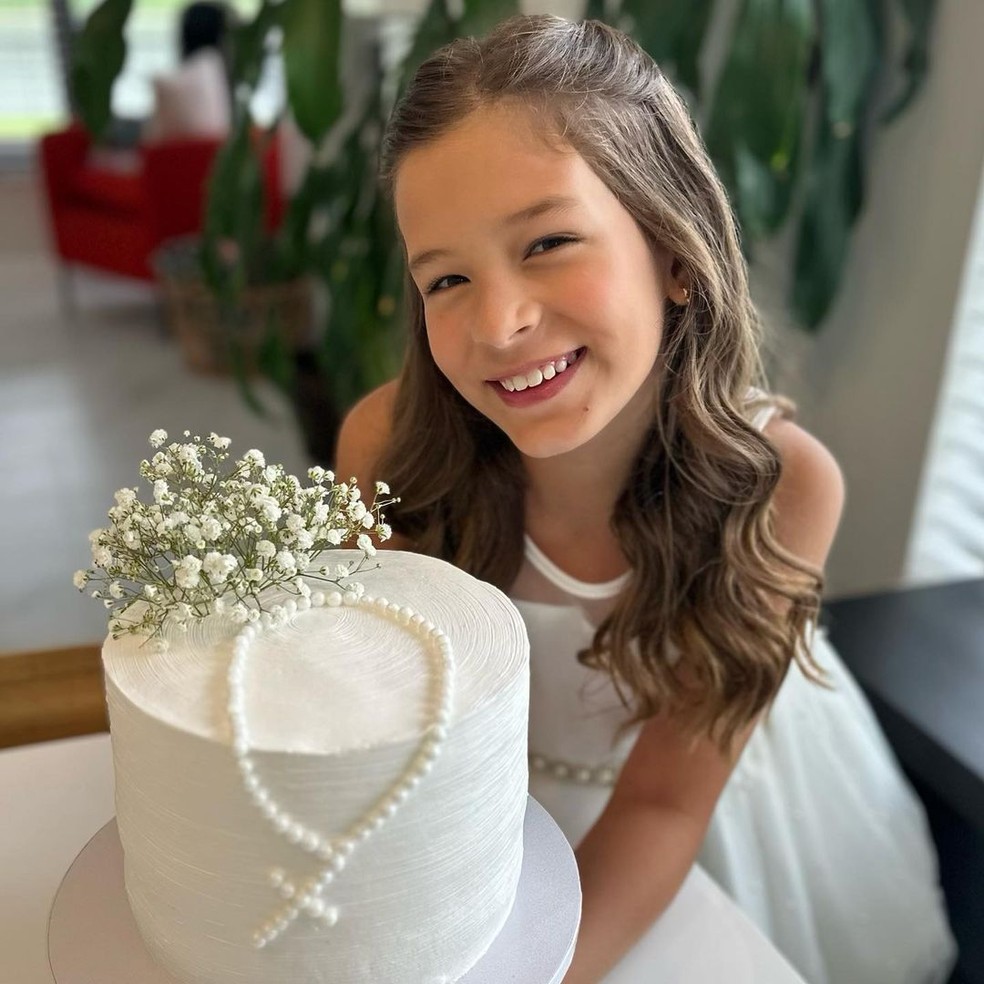 Bianca Castanho compartilha cliques da Primeira Comunhão da filha; veja