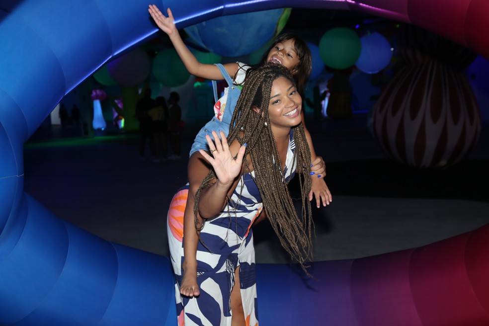 Sheron Menezzes, Débora Nascimento e mais levam filhos à exposição ...