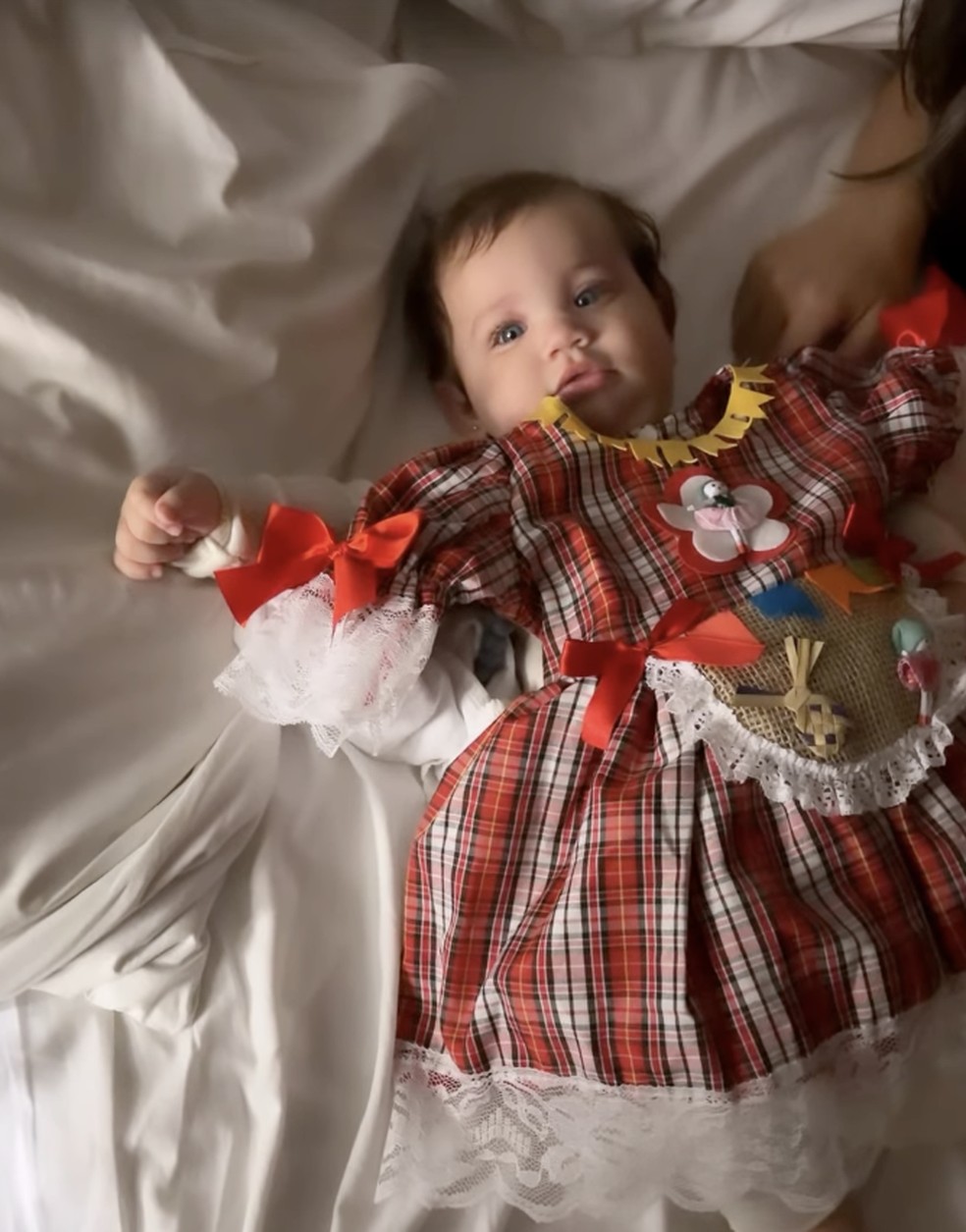 Rafa Kalimann mostra Zuza usando primeiro vestido de São João: 'Papai ...