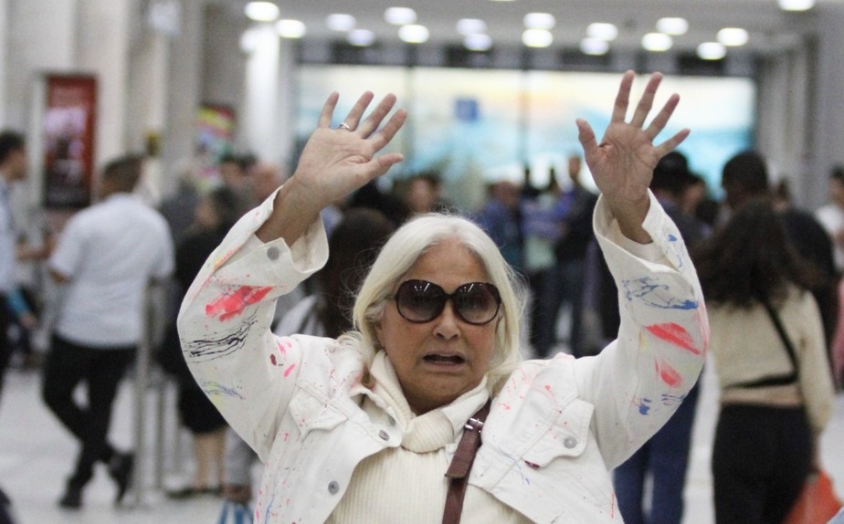 Fafá de Belém desembarca no Rio usando look personalizado