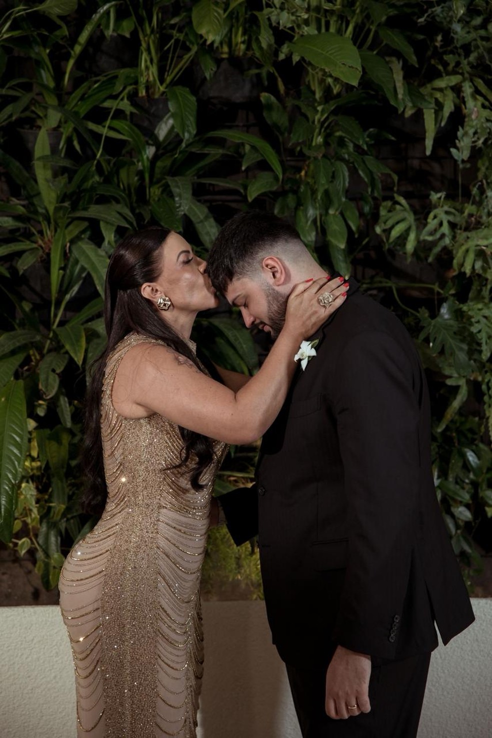 Destaque da Rosas de Ouro, empresária Sylvia Design abre álbum de casamento do filho; veja fotos