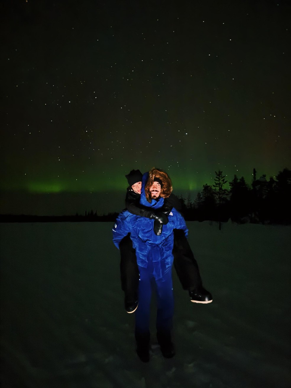 Giovanna Lancellotti posa com Gabriel David sob aurora boreal na Lapônia