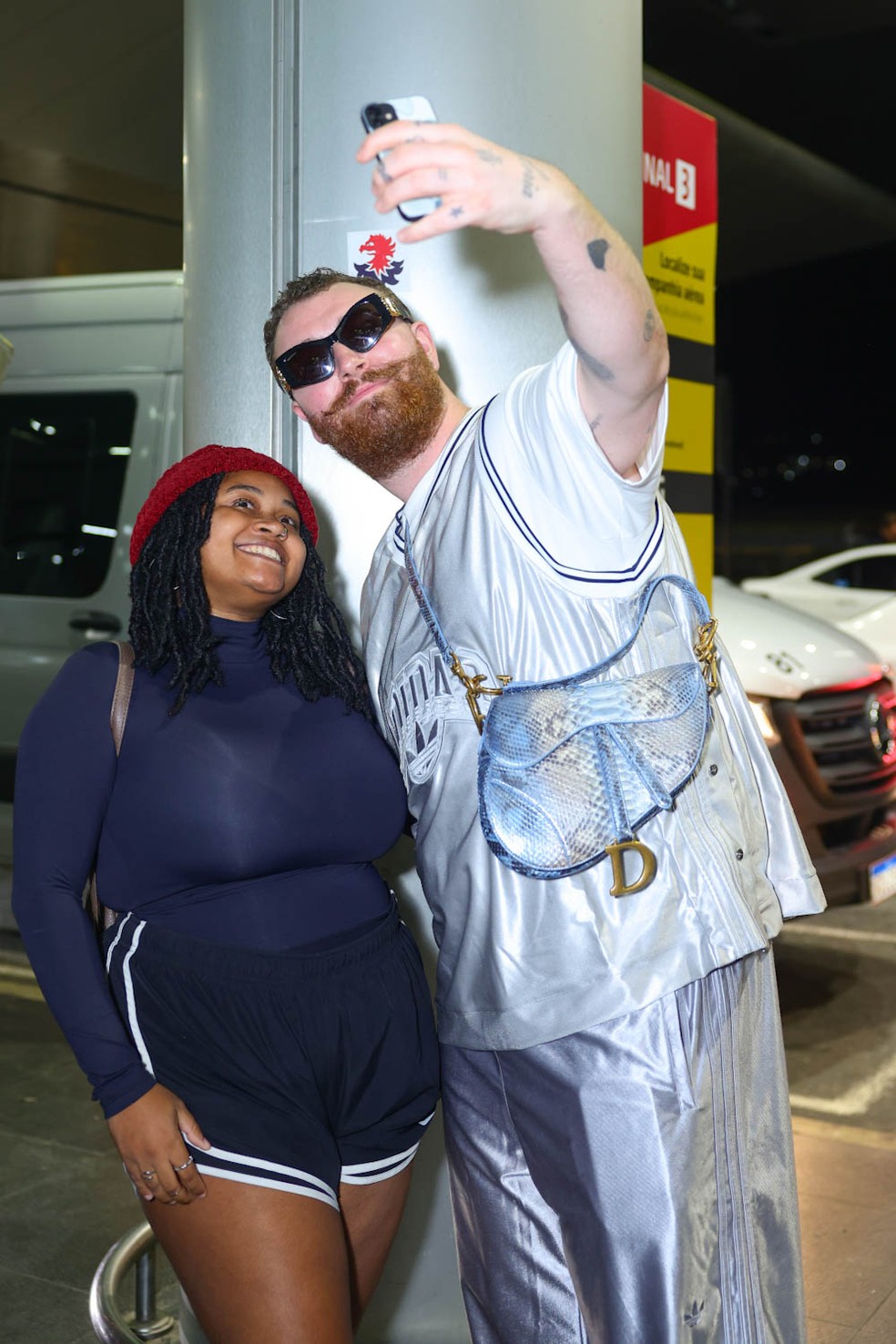 Após show no Lollapalooza, Sam Smith posa com fãs em aeroporto ao ...