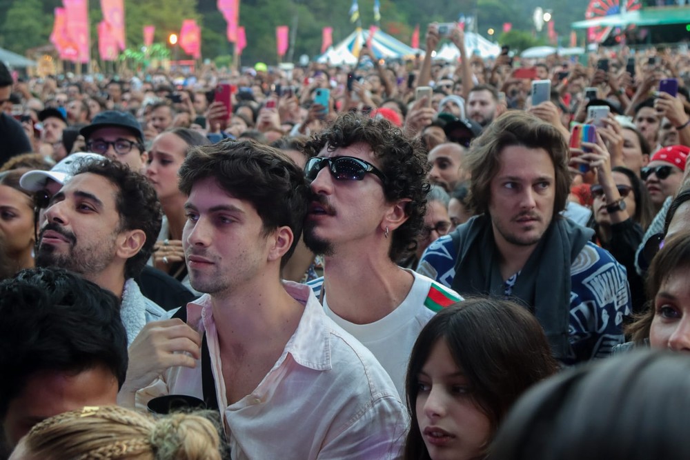 Johnny Massaro curte Festival de casal após ser flagrado beijando rapaz ...