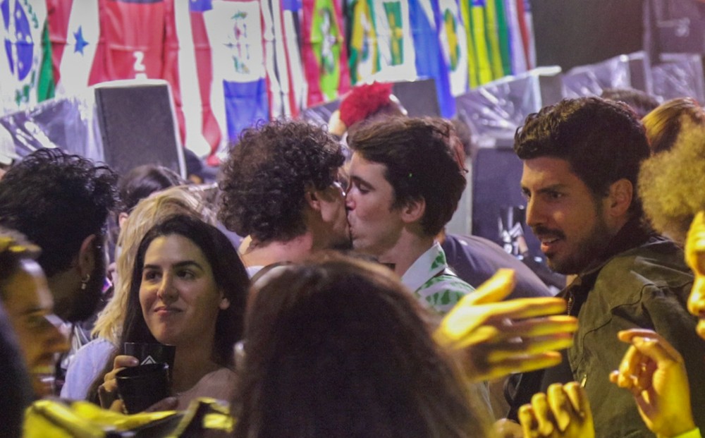 Johnny Massaro curte Festival de casal após ser flagrado beijando rapaz ...