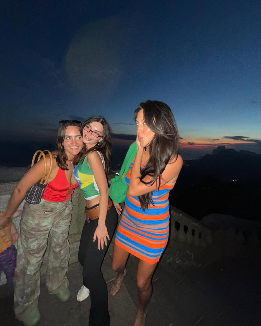 Emily Ratajkowski curte praia no Rio, se declara em português, e ...