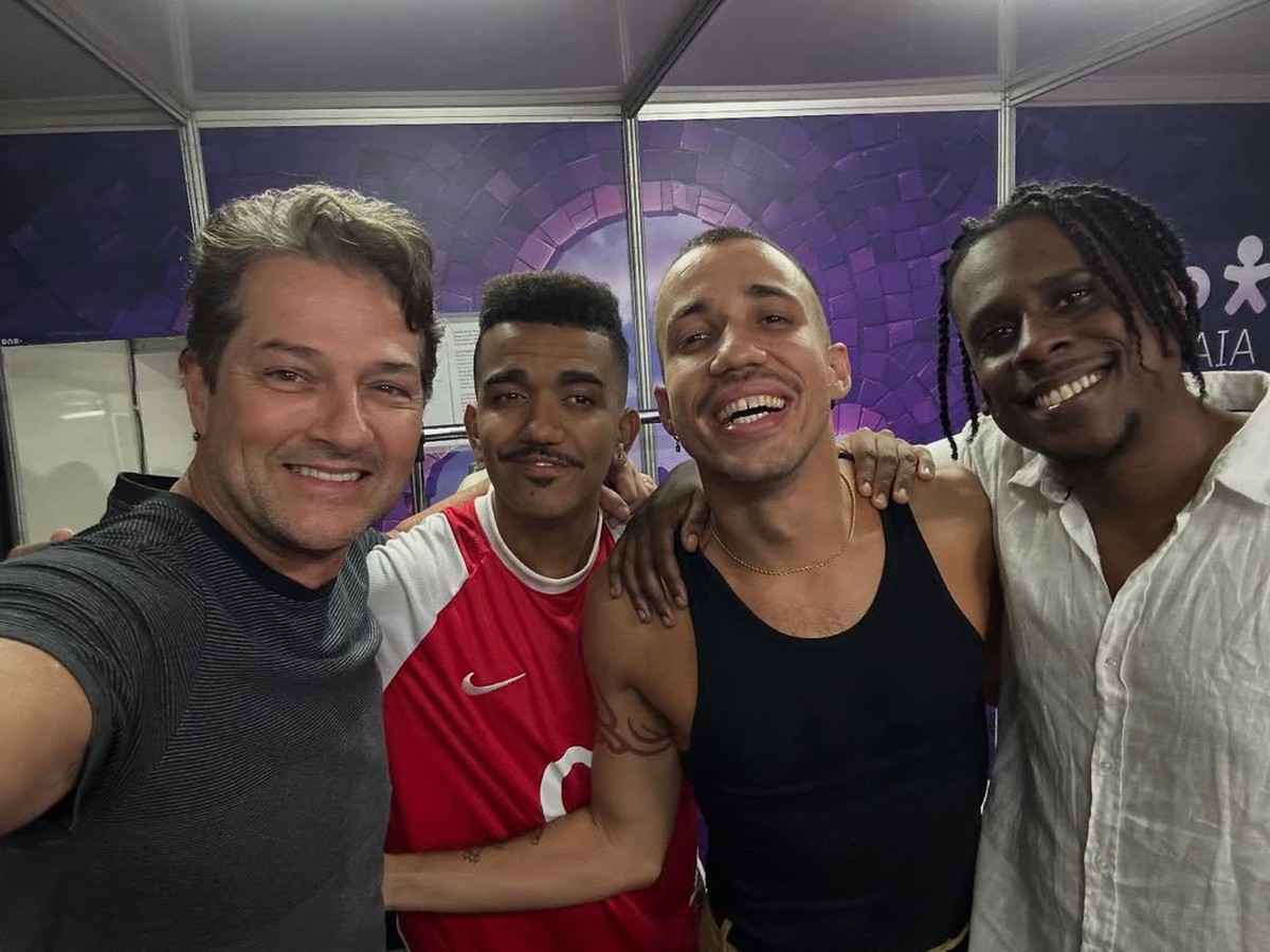 Marcelo Serrado tieta Os Garotin em bastidores de show no Rio de Janeiro
