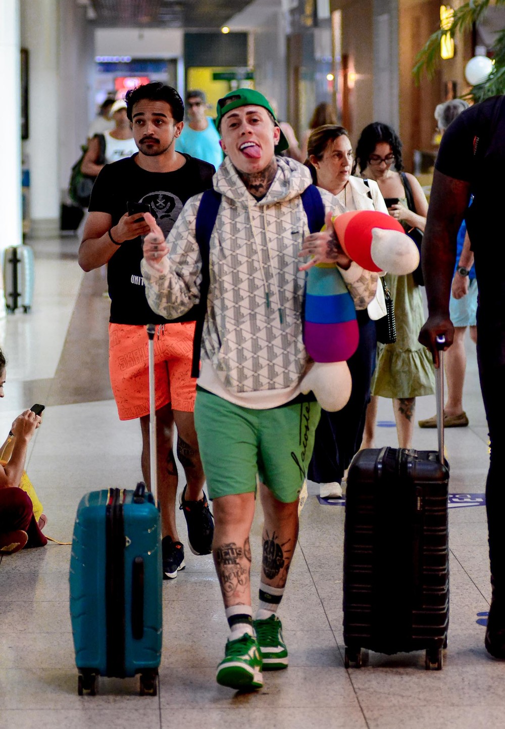 MC Daniel posa com fã e faz caras e bocas para paparazzo em aeroporto ...