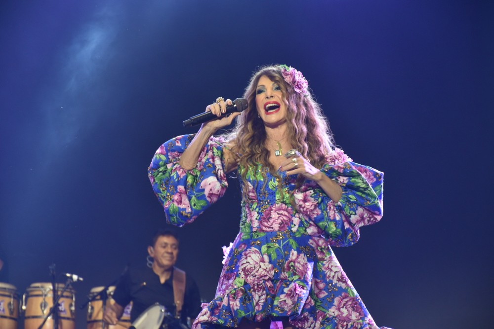 Elba Ramalho mantém tradição e canta na principal noite do São João de ...
