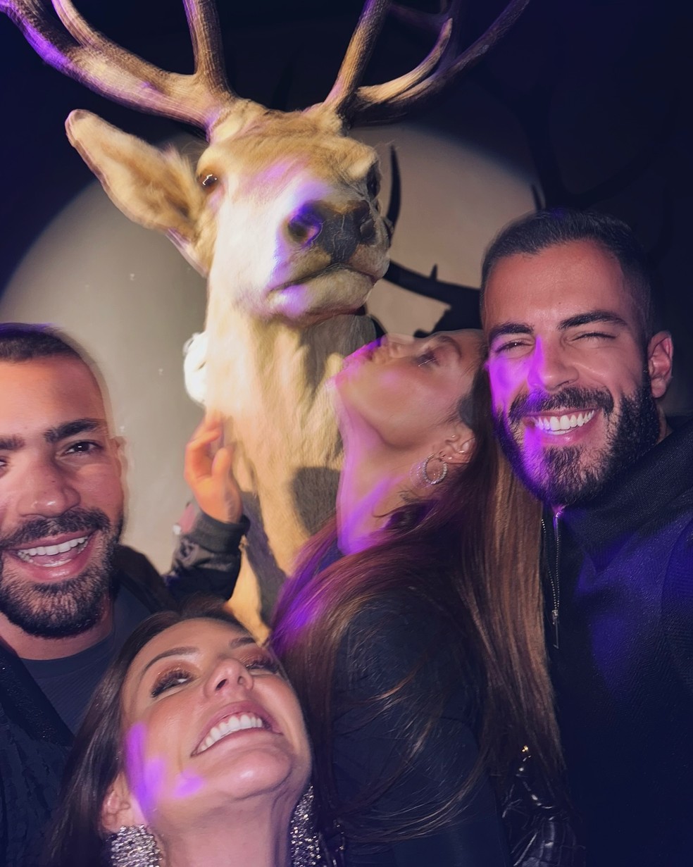 Mari Gonzalez curte jantar com Pipo Marques, e irmão, cunhada e pais do ...