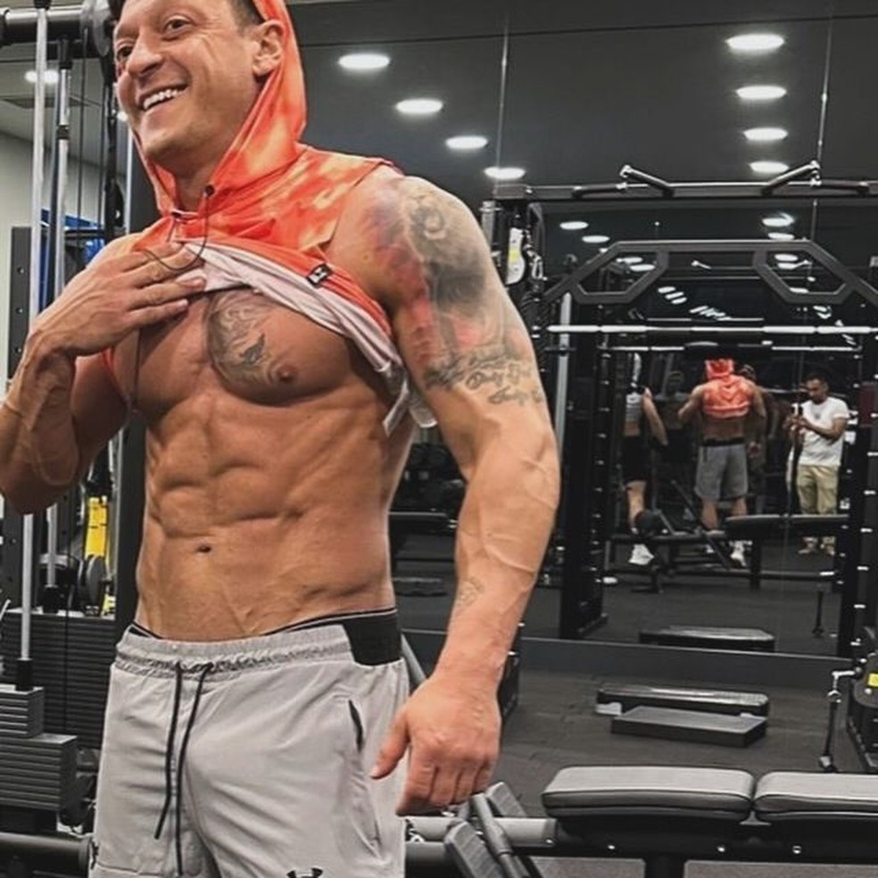 Aposentado do futebol, Özil mostra resultado de um ano de musculação