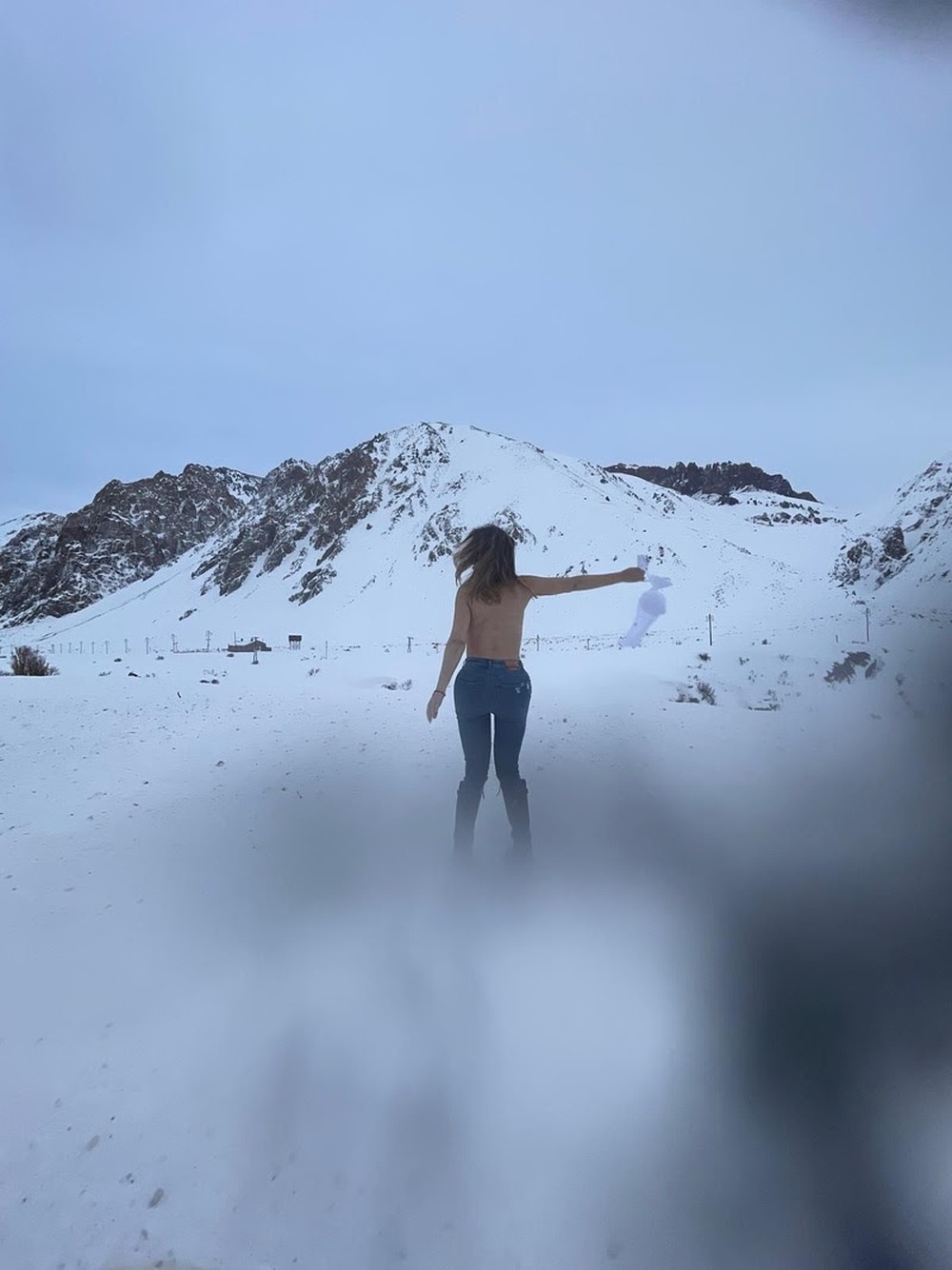 Ju Isen faz topless na neve da Argentina com temperaturas abaixo de zero; confira
